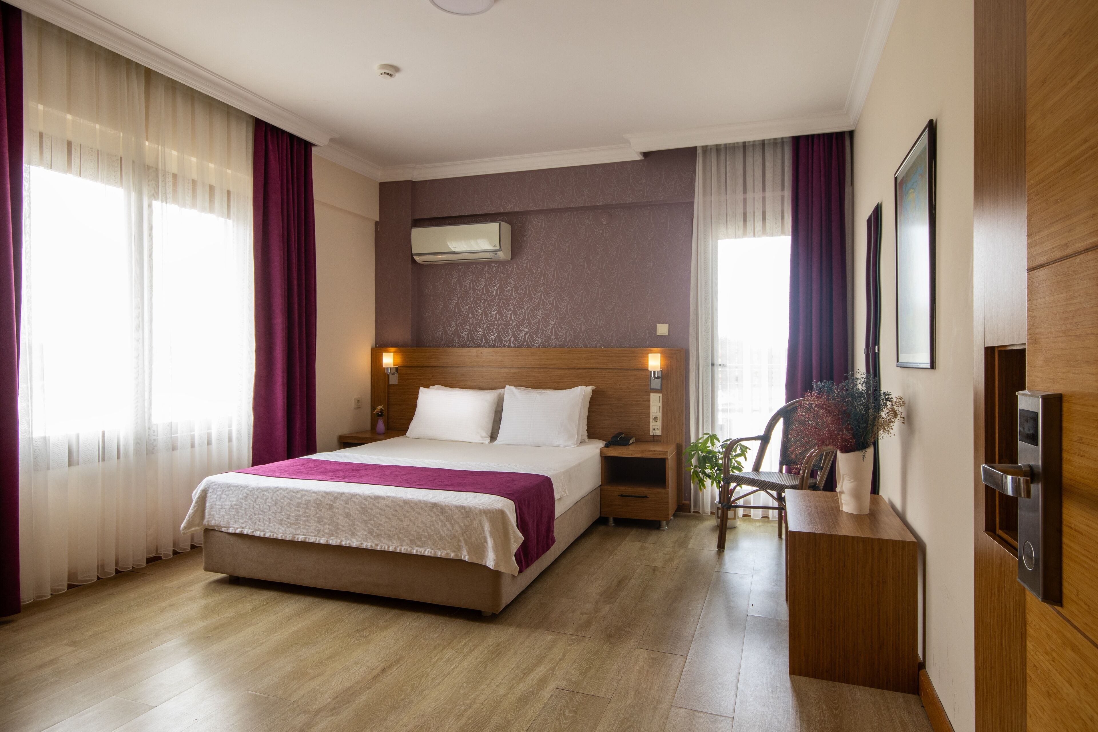 Quarto casal, 1 cama de casal, para não fumantes, vista para o mar | Cofres nos quartos, escrivaninha, espaço de trabalho para notebook