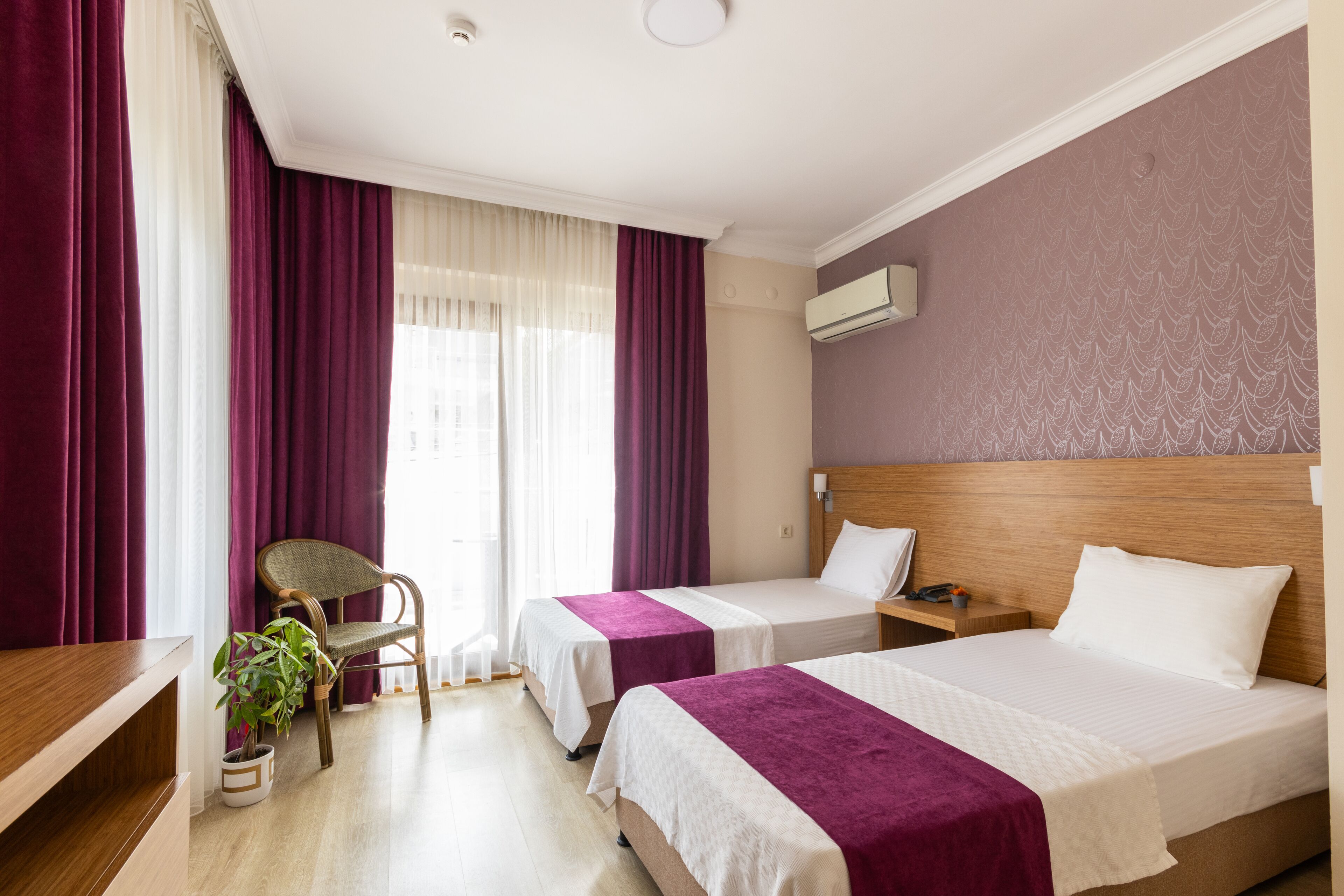 Quarto duplo standard, 2 camas de solteiro, vista para o jardim | Cofres nos quartos, escrivaninha, espaço de trabalho para notebook