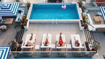 Piscina externa, funciona das 10h às 18h, barracas de cortesia