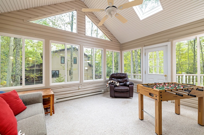 Spacious House, Hot Tub, Firepit, Fireplace, Large Deck, Wi-fi, Bbq, 70" Tv - Arrowhead Lake, PA