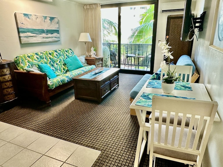 2 Side By Side Condos 2 Blocks From The Beach! Lots Of Sleeping Space! - Honolulu, HI