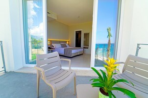 Quarto Duplo, casa de banho privativa | Secretária 