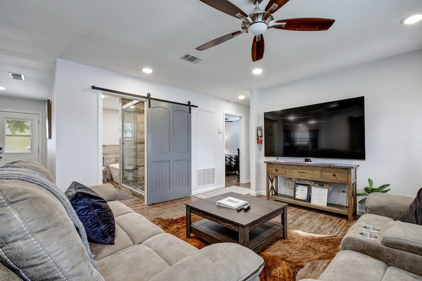 New Braunfels - 2 Min Walk To Schlitterbahn, Walk To River, 2 Miles From Gruene! - New Braunfels, TX