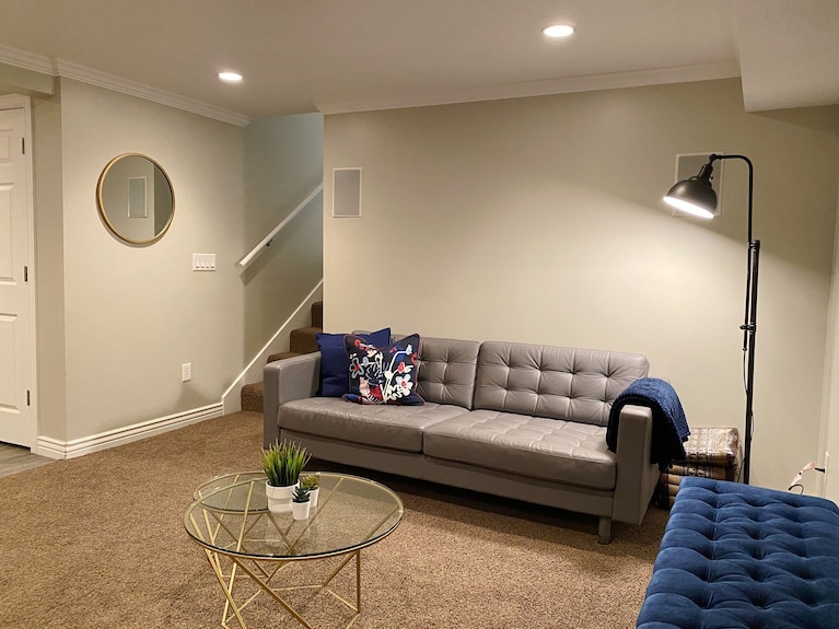 Private Modern Lower Level Apt In Sandy1 Min To I-15 Freewaynear Ski Resorts - West Valley City, UT