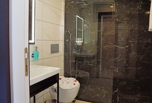 Secador de cabelo, toalhas de banho