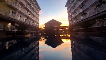 Piscina externa, espreguiçadeiras