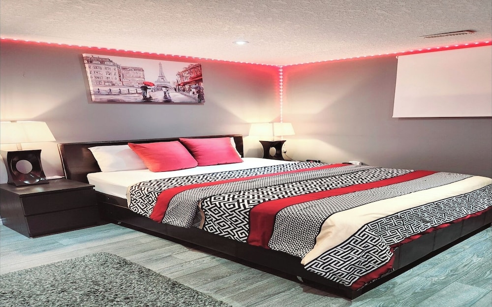 Staycation Studio Apartment: Full Kitchen, Washroom, And Free Parking - Ontario