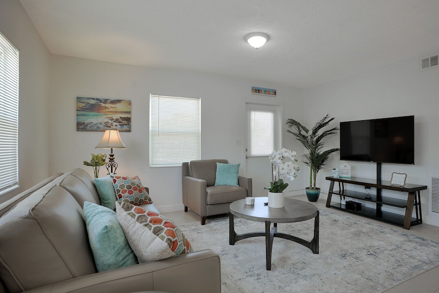 Perfect Beach Location - Spacious, Modern Cottage - Cocoa Beach