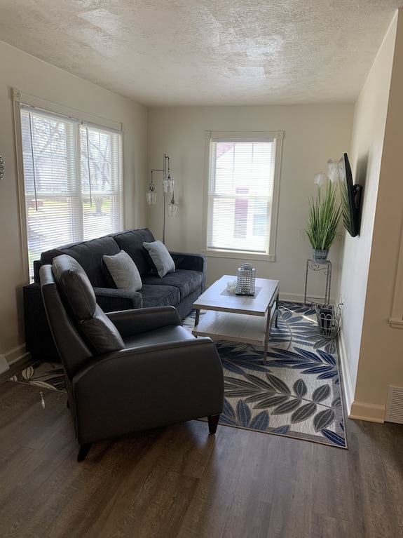 Charming Glendale Bungalow - 수폴스