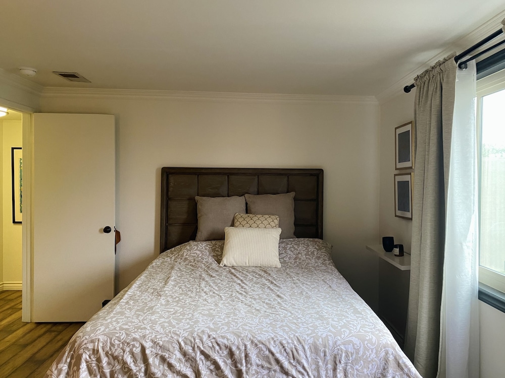 Stylish 2 Bed 2 Bath Condo With A Pool - Covina, CA