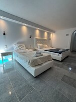 Semi-Basement Apartment | Casa de banho | Um polibã, um chuveiro fixo, artigos de higiene pessoal grátis 