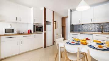 Apartamento, 2 quartos, varanda | Cozinha privada | Um frigorífico, um micro-ondas, um forno, uma placa de cozinha