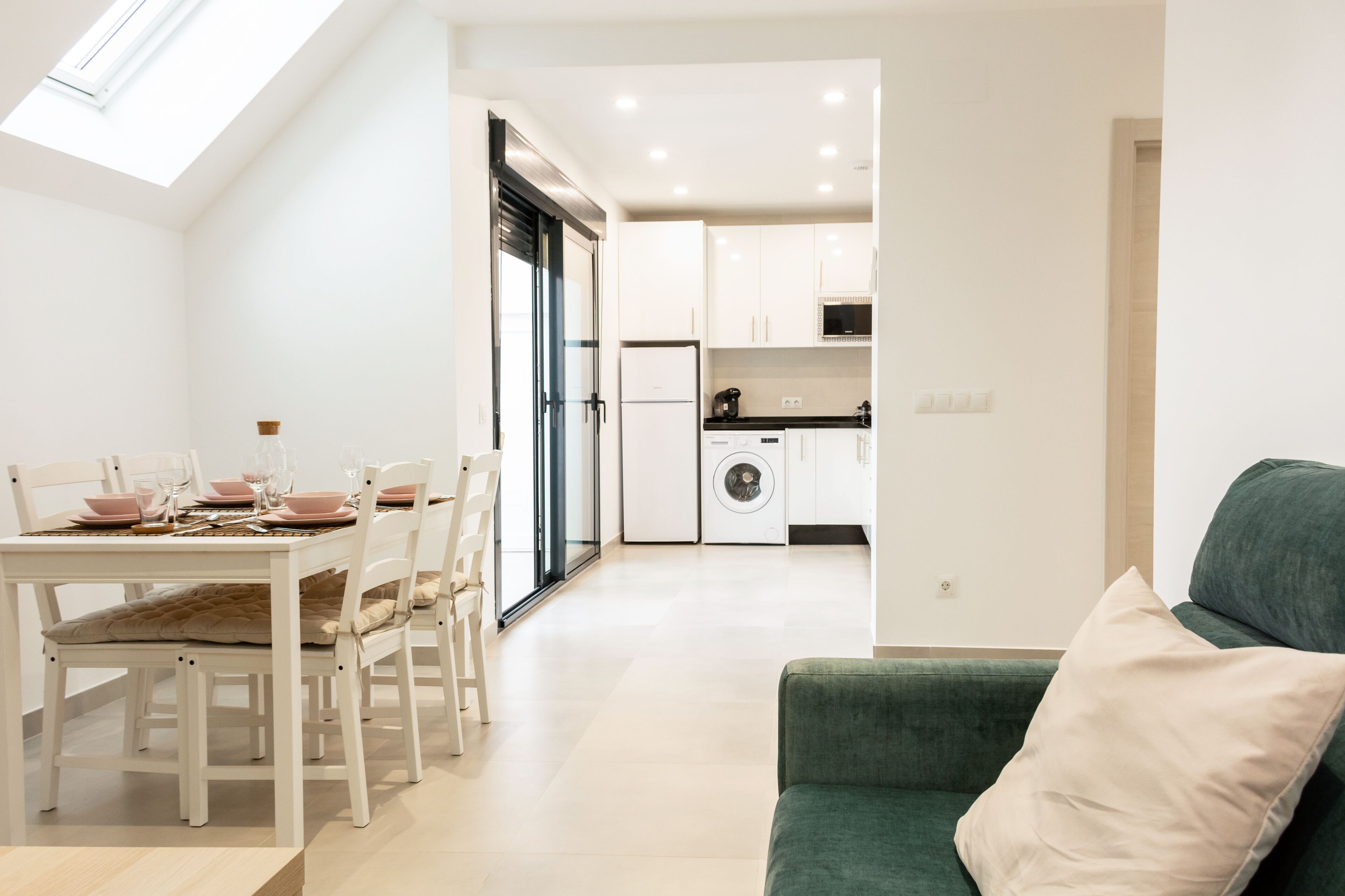 Um apartamento moderno com sala de jantar, cozinha e sala de estar.