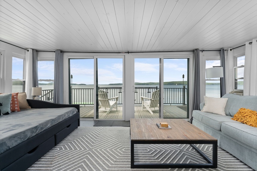 Lakeside Cottage ~ Pool, Hot Tub & Private Beach - 伯靈頓