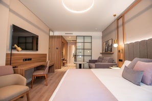 Roupa de alta qualidade, minibar, cofre no quarto, secretária 