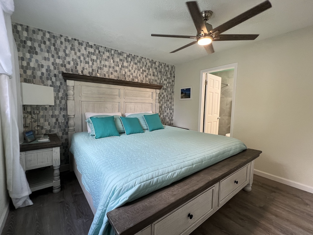 Luxury Beachfront Condo With Pool And Hot Tub - Kingshill