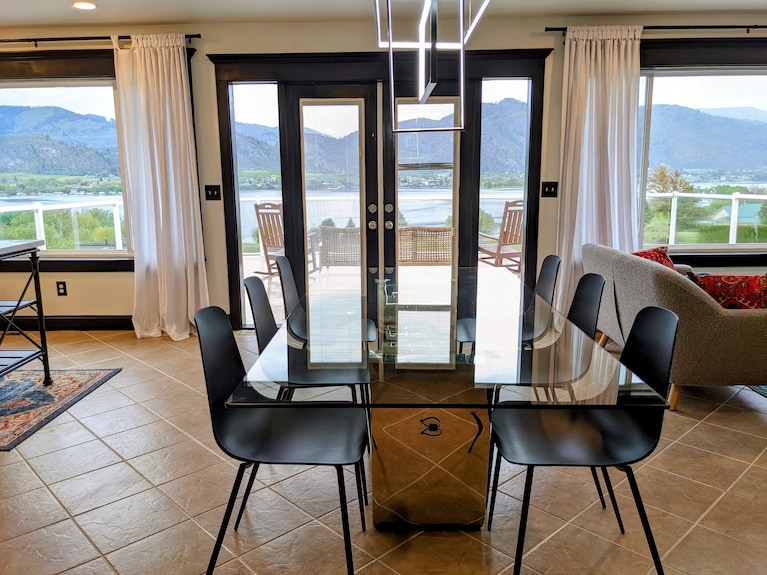 5br/4ba Osoyoos Lakeview Villa: Pool, Game Room, Pizza Oven, Huge Yard Sunroom! - Oroville, WA