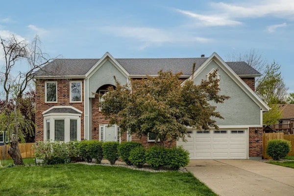 Large Pool House Perfect For Large Family Gathering - Spring Hill, KS