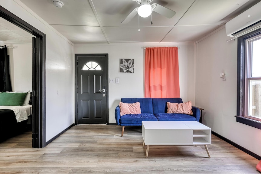 The Bluebird: Modern 1 Bed, Large Peaceful Yard - Joplin, MO