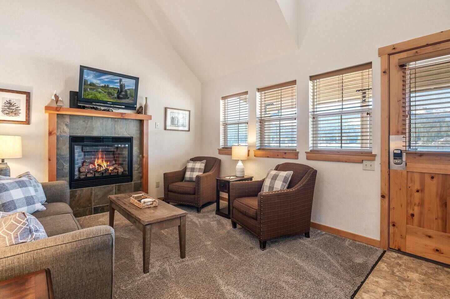 Bright, Breezy, And Close To The Shoreline, "Beach Attitude" Captures Lakeside Fun And Easy Resort Living All Year Long! - Shepherd Lake, ID