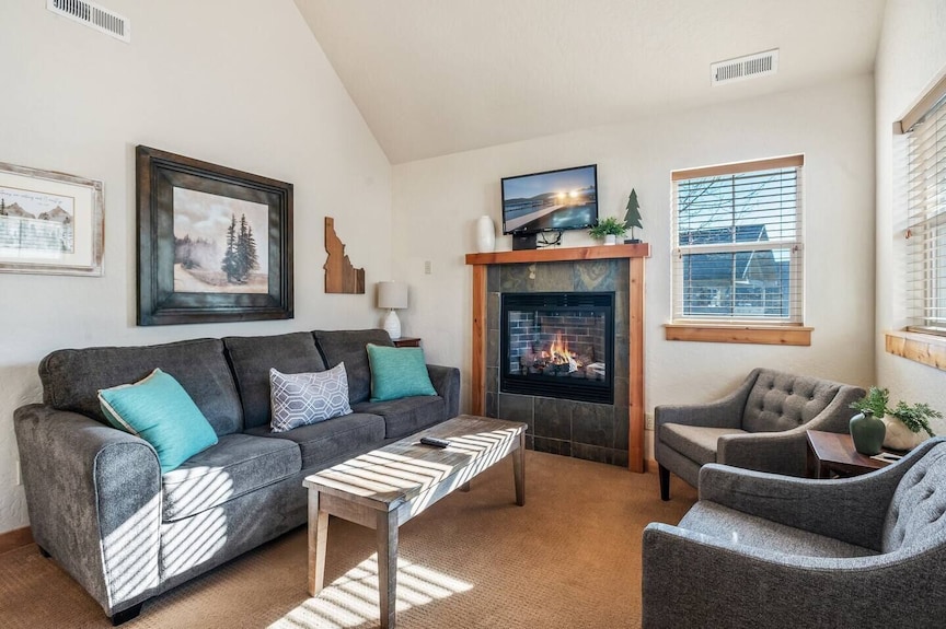 Escape To "Lakeside Hideaway" In Dover Bay A Cozy Bungalow Just Steps From The Water And Resort Amenities! - Shepherd Lake, ID