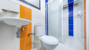 Chuveiro, produtos de toalete de grife, toalhas de banho, sabonete