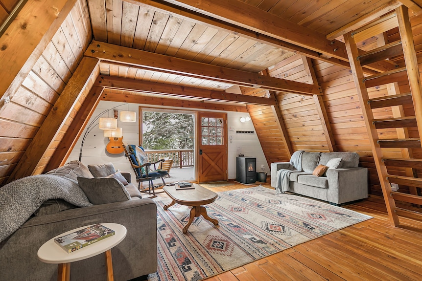 The 'Easy A' Cabin At Rocky Point- Stylish 1960's A-frame - Oregon