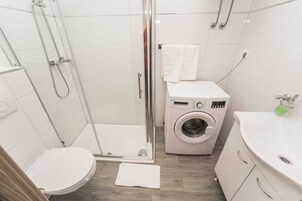 Estúdio (Studio Apartment) | Casa de banho | Um polibã, toalhas fornecidas 