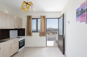 Studio Apartment with Sea View | Cozinha privada | Um frigorífico, um forno, uma placa de cozinha, uma cafeteira/bule 