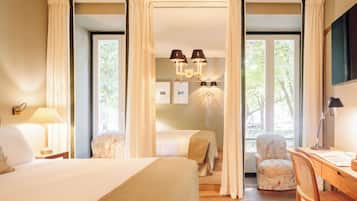 Deluxe Garden View | Minibar, cofre no quarto, secretária, cortinas/cortinados opacos