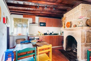 Casa de Férias, 3 quartos | Cozinha privada | Um frigorífico, um micro-ondas, um forno, uma placa de cozinha 