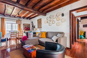 Casa de Férias, 3 quartos | Sala de estar | Televisor, lareira 