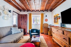 Casa de Férias, 3 quartos | Sala de estar | Televisor, lareira 