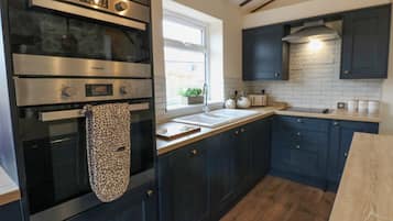 Casa de Campo | Cozinha privada | Um frigorífico, uma máquina de lavar louça, utensílios de cozinha