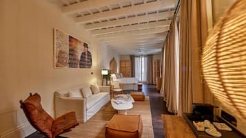 Nomad - Suite Deluxe | Roupas de cama premium, cofres nos quartos, quartos à prova de som