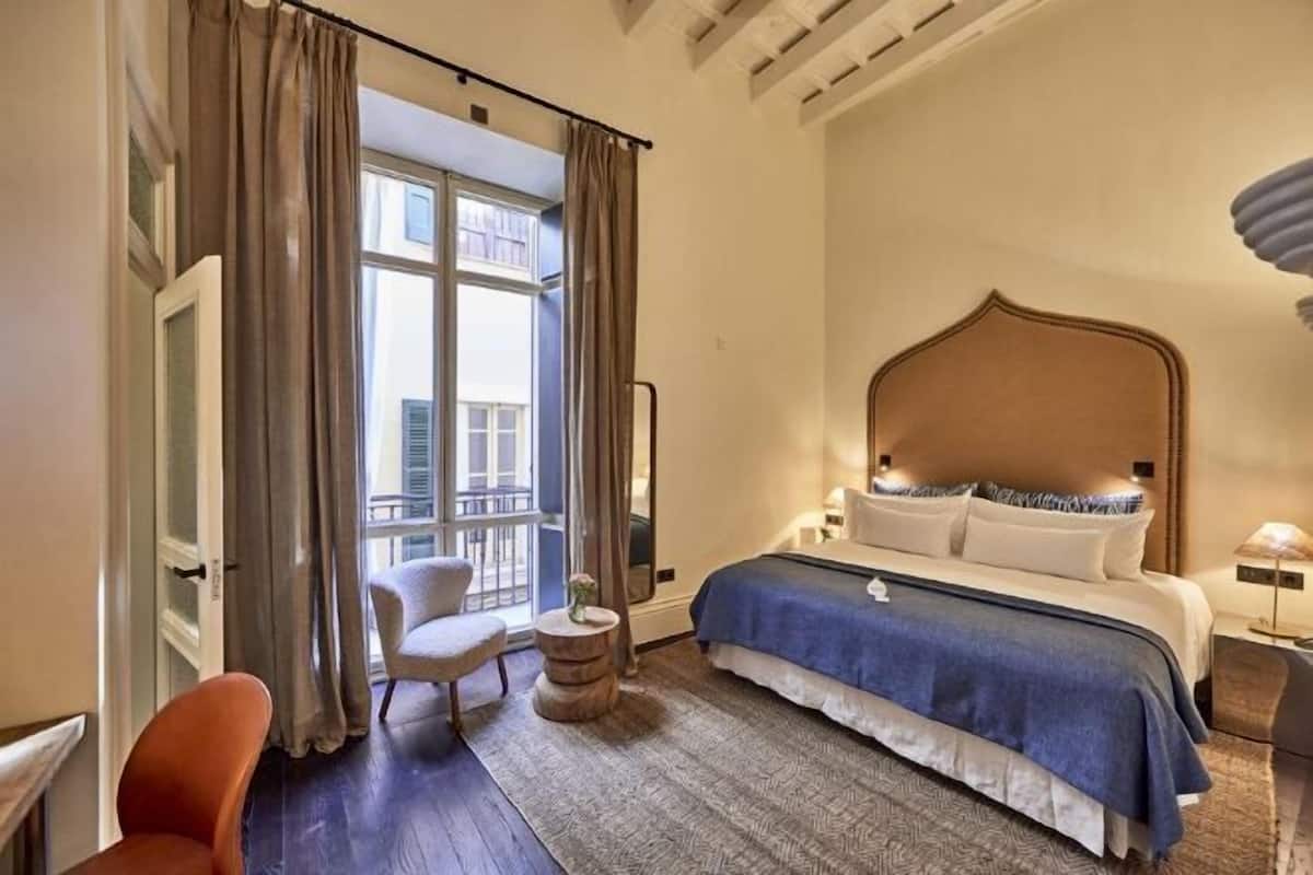 Roupas de cama premium, cofres nos quartos, quartos à prova de som