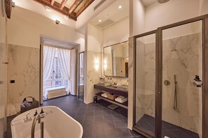 The Grand Essence - Suite Signature | Banheiro | Chuveiro, chuveiro com efeito de chuva, secador de cabelo, chinelos