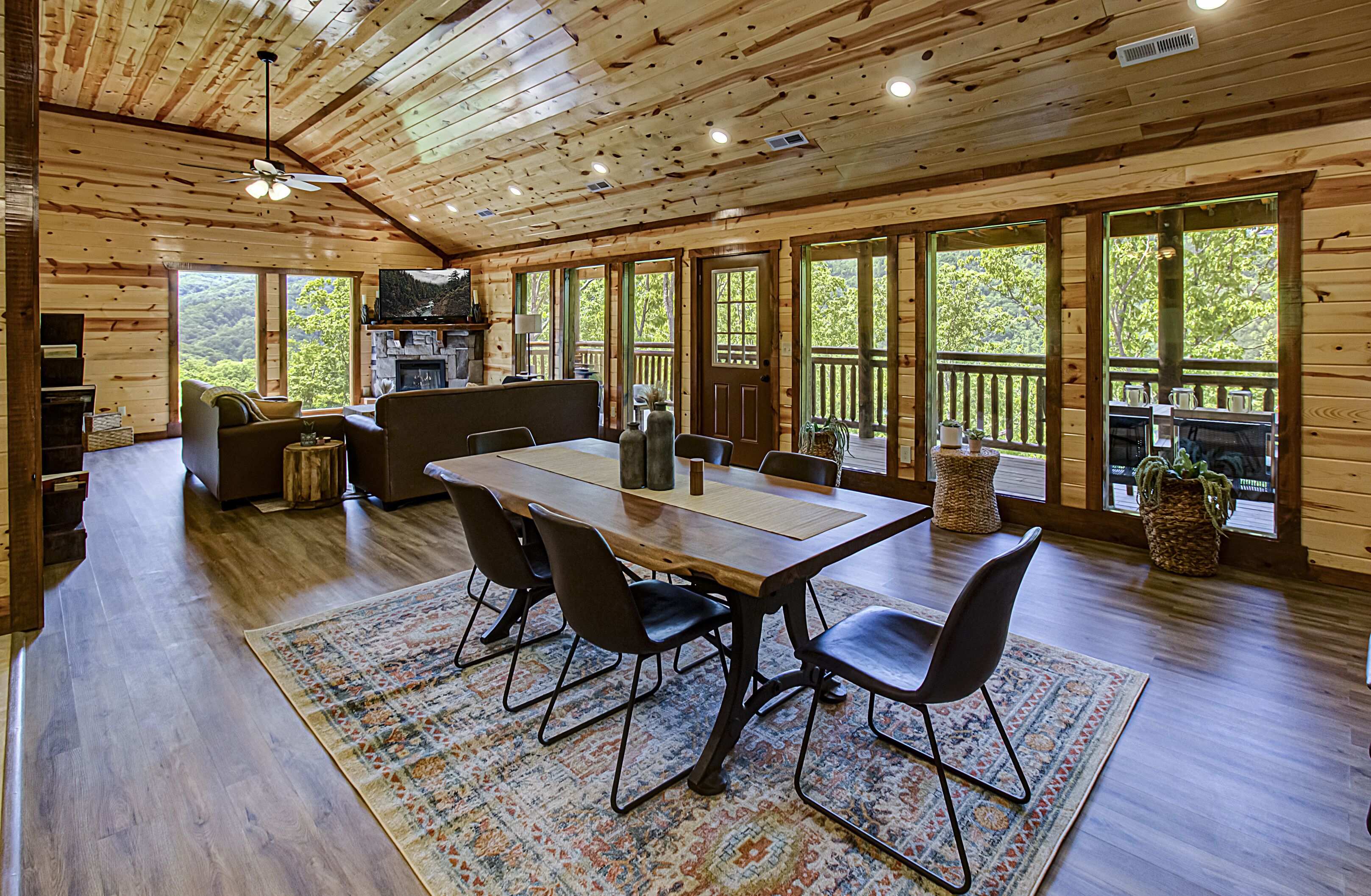 Huge Cabin W/pool Table, Hot Tub, Pool, Theater & A View! Close To Gatlinburg - Gatlinburg, TN