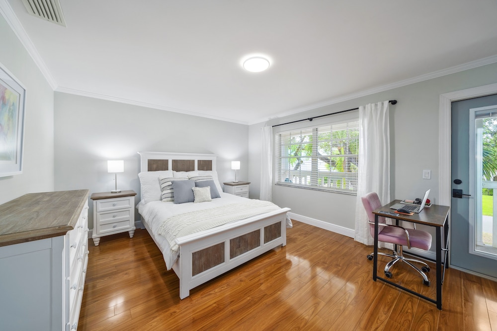 Steps From The Beach! Relaxing Beach Townhouse Getaway! King Size Bed - Vero Beach, FL