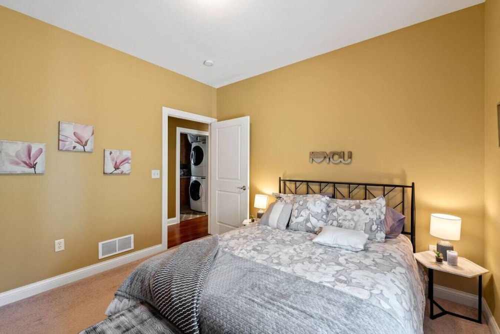 Brewers Hill Belle, 3 Bed, 3 Bath, & Balcony - Milwaukee