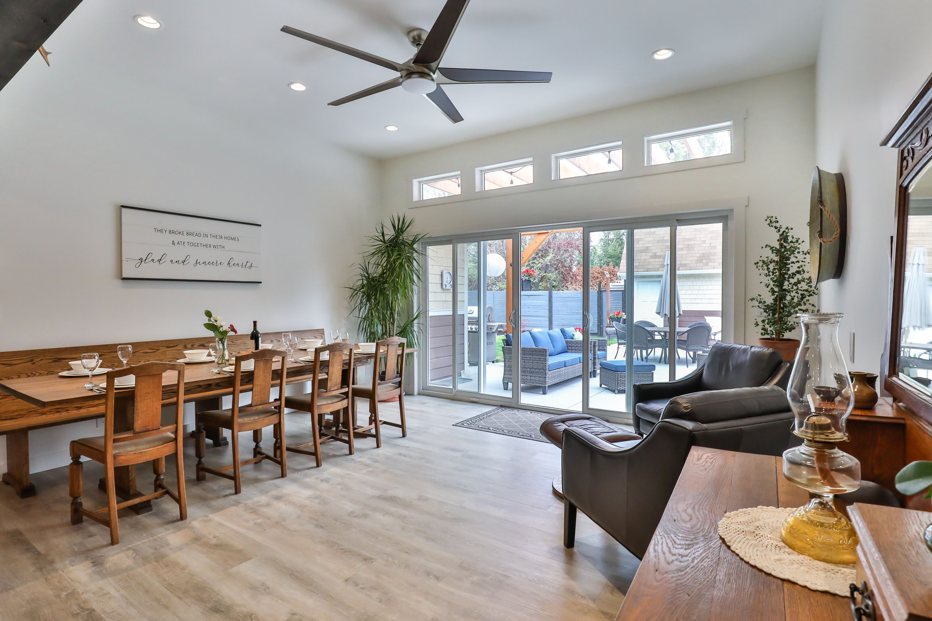 Spacious Urban Cottage With Private Hot Tub And Heated Salt Water Pool - Kelowna