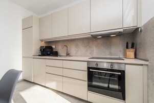 Apartamento luxo, 3 quartos, para não fumantes, vista para a piscina | Cozinha privada | Geladeira, fogão, cooktop, lava-louças
