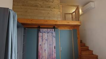 Quarto quádruplo família | Individualmente decorados, individualmente mobiliados, Wi-Fi de cortesia