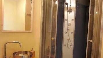 Quarto Duplo Básico, Vista para a cidade | Casa de banho | Um polibã, um chuveiro de hidromassagem, um secador de cabelo