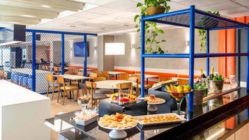 Pequeno-almoço tipo buffet diário mediante uma taxa
