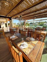 Café da manhã com buffet grátis todos os dias