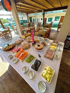 Pequeno-almoço tipo buffet diário incluído 