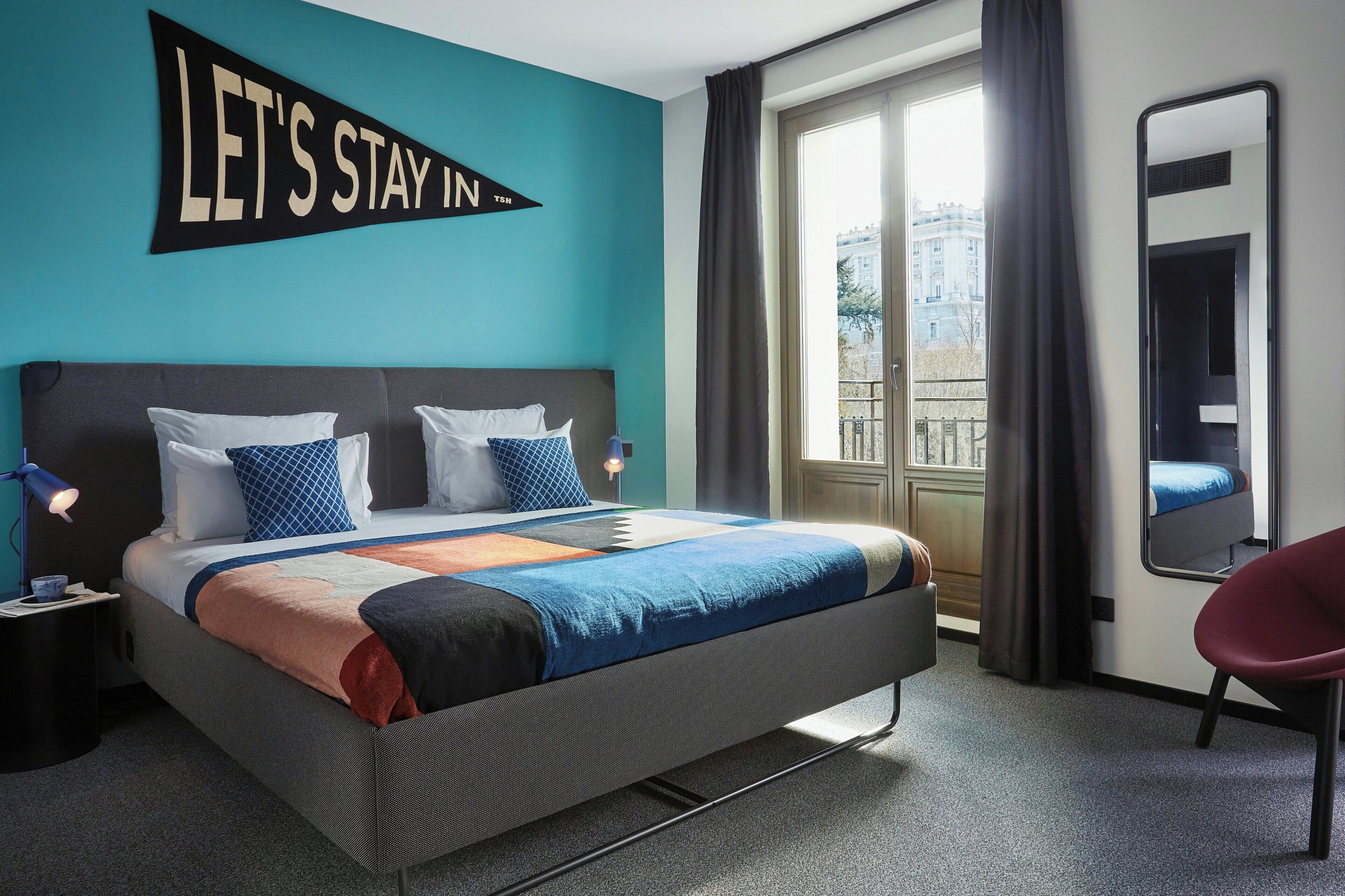 Quarto casal luxo | Frigobar, cofres nos quartos, cortinas blackout, quartos à prova de som
