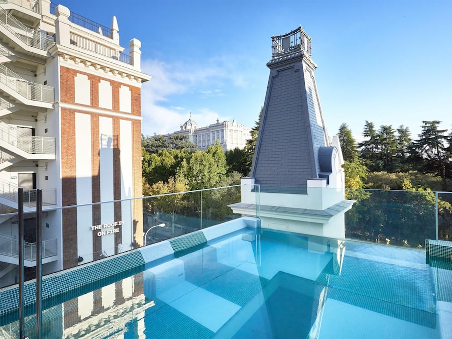 Piscina exterior, espreguiçadeiras