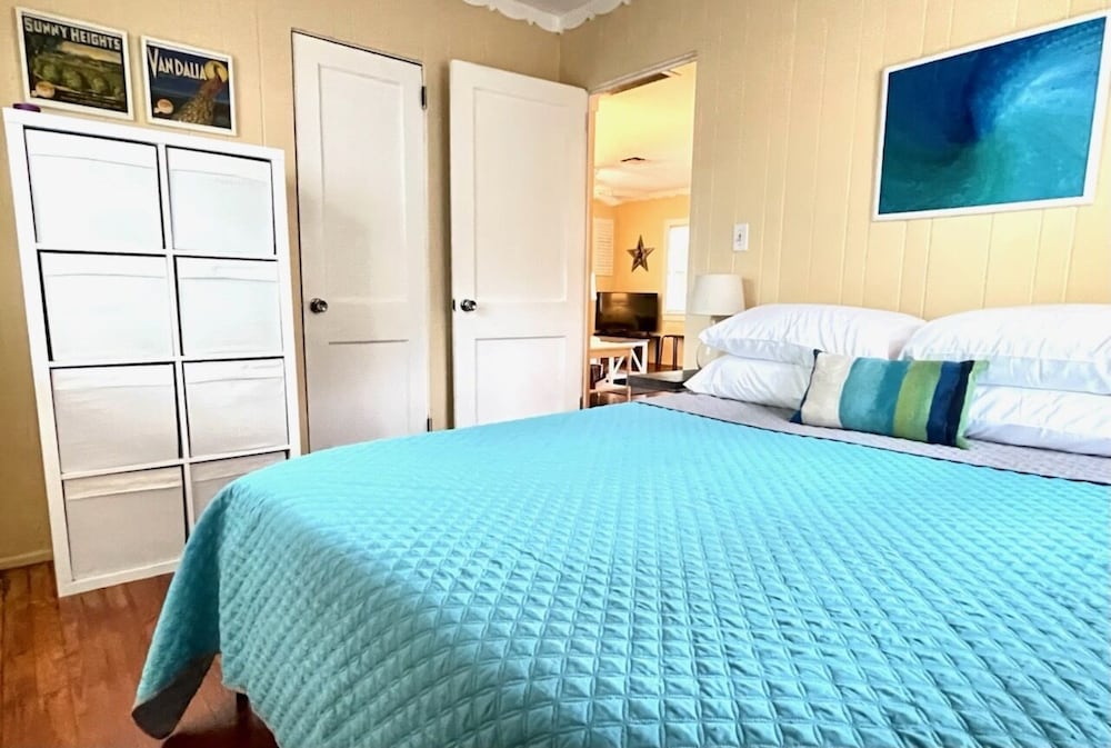 Cute Cottage In The Heart Of Gulfport! - Gulfport, FL